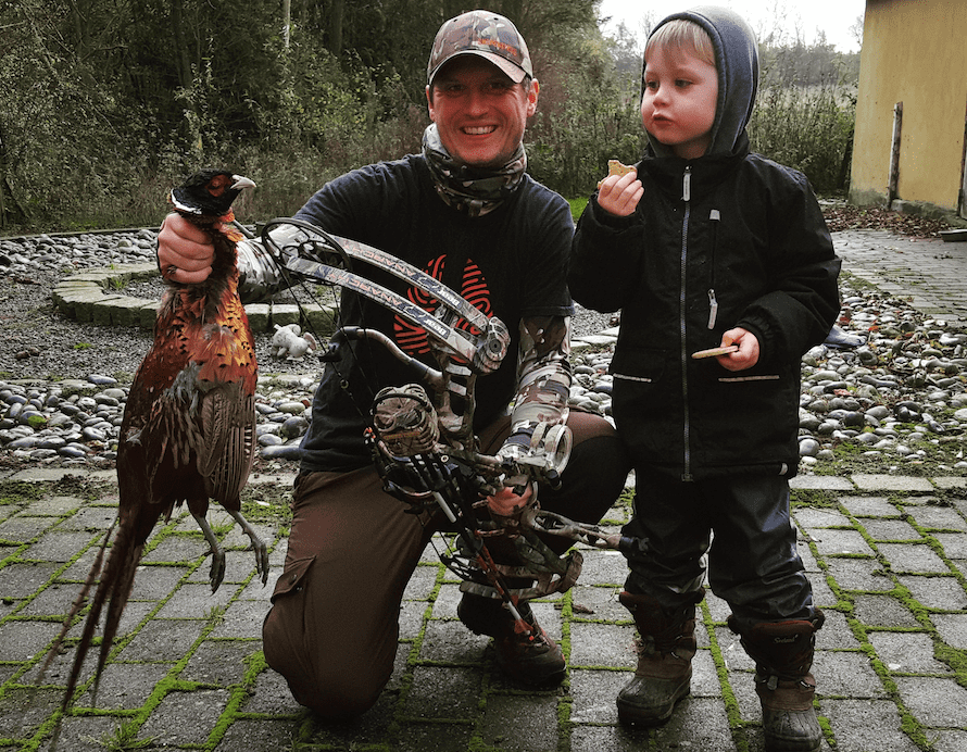 Buejagt på fansaner. Læs her om en sjov far og søn tur med buen.