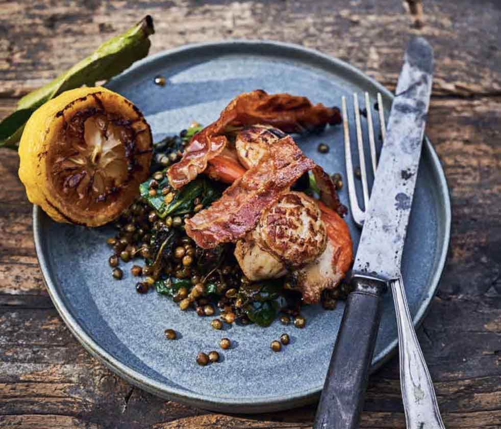 Stegte kammuslinger med linser, spinat og pancetta Stegte kammuslinger med linser, spinat og pancetta